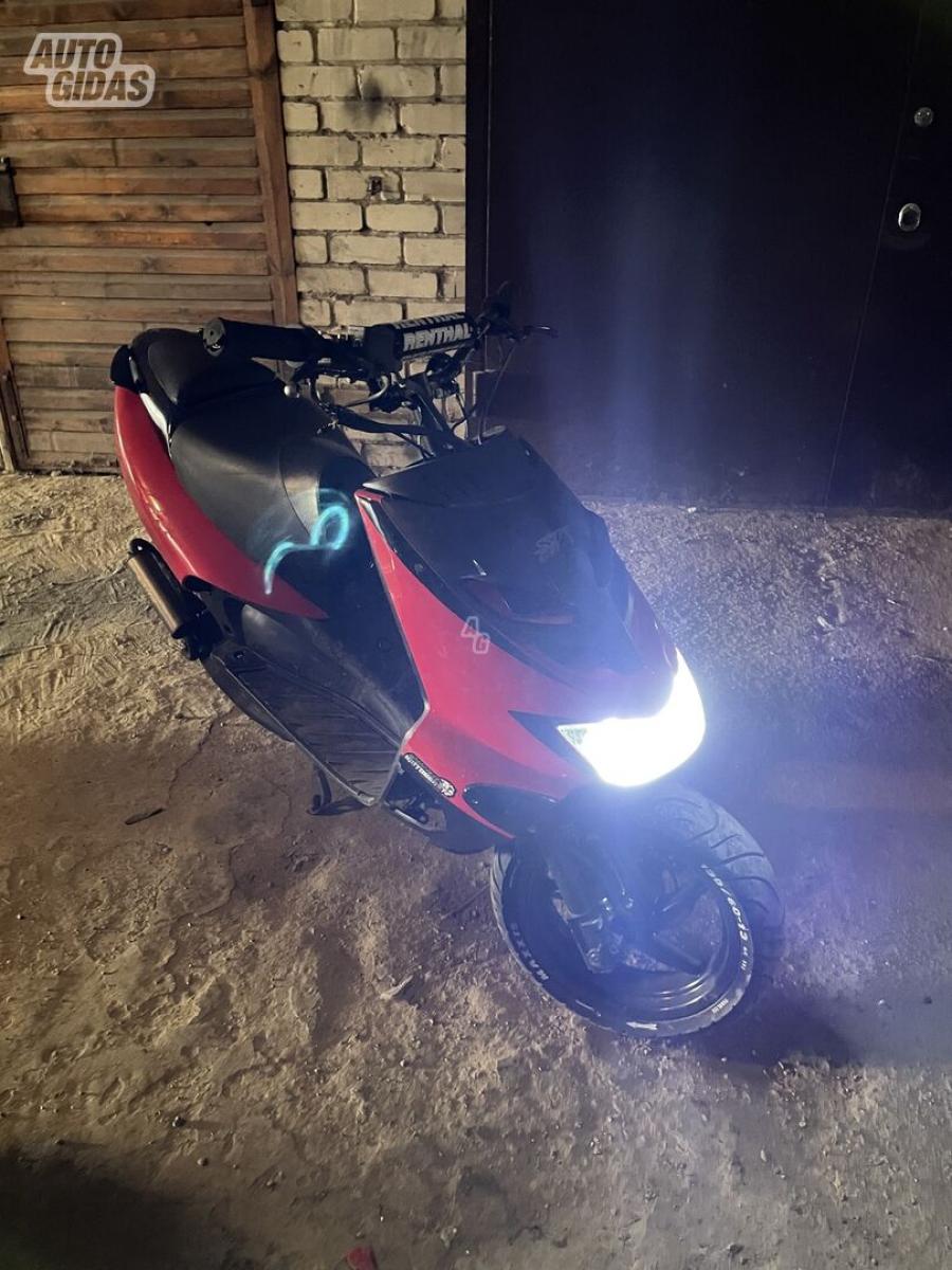 Sarkans Aprilia SR 2003 Viļņa, ar dzinēja tilpumu 0.05 L un nobraukumu 31 tūkst. km par 1100 €, foto 4 vietnē AUTOMOTO.COM.LV