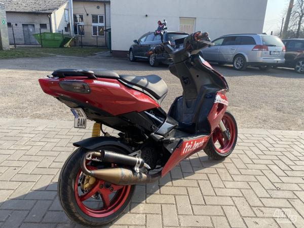 Sarkans Aprilia SR 2007 Marijampole, ar dzinēja tilpumu 0.05 L un nobraukumu 0 tūkst. km par 1200 €, foto 1 vietnē AUTOMOTO.COM.LV