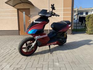 Sarkans Aprilia SR 2007 Marijampole, ar dzinēja tilpumu 0.05 L un nobraukumu 0 tūkst. km par 1200 €, foto 4 vietnē AUTOMOTO.COM.LV