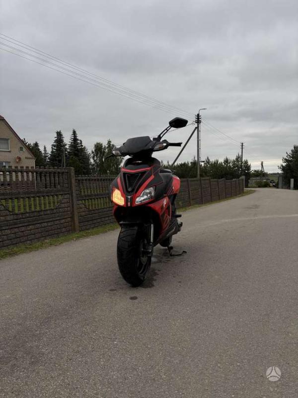 Red Aprilia SR 2008 in Panevezys, with an engine capacity of 50.00 L and mileage of 20 thousand km for 1700 €, photo 1 on AUTOMOTO.COM.LV
