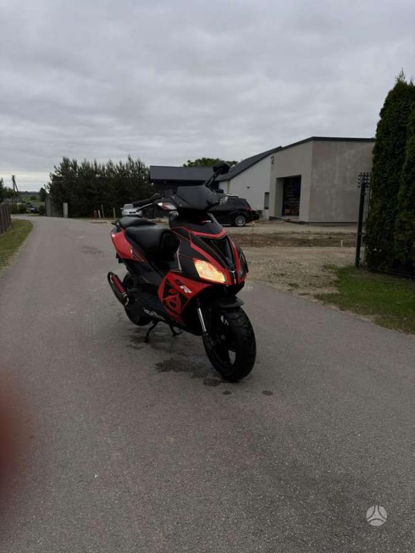 Red Aprilia SR 2008 in Panevezys, with an engine capacity of 50.00 L and mileage of 20 thousand km for 1700 €, photo 2 on AUTOMOTO.COM.LV