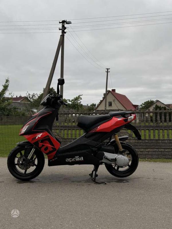 Red Aprilia SR 2008 in Panevezys, with an engine capacity of 50.00 L and mileage of 20 thousand km for 1700 €, photo 4 on AUTOMOTO.COM.LV