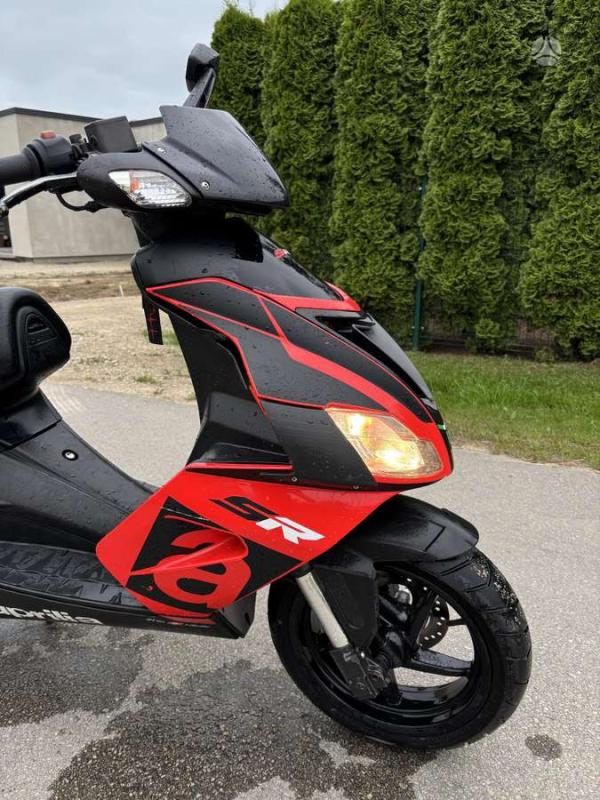 Red Aprilia SR 2008 in Panevezys, with an engine capacity of 50.00 L and mileage of 20 thousand km for 1700 €, photo 5 on AUTOMOTO.COM.LV