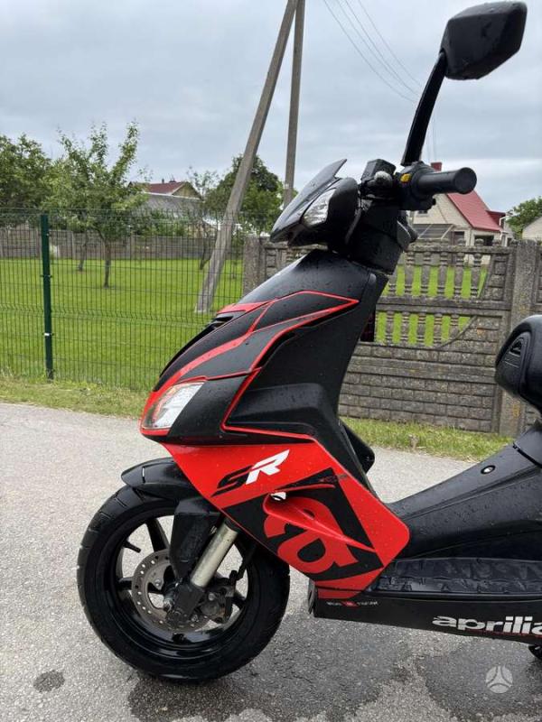 Red Aprilia SR 2008 in Panevezys, with an engine capacity of 50.00 L and mileage of 20 thousand km for 1700 €, photo 6 on AUTOMOTO.COM.LV