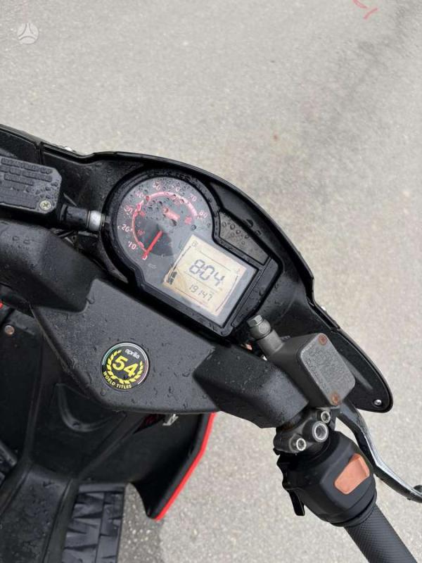 Red Aprilia SR 2008 in Panevezys, with an engine capacity of 50.00 L and mileage of 20 thousand km for 1700 €, photo 8 on AUTOMOTO.COM.LV