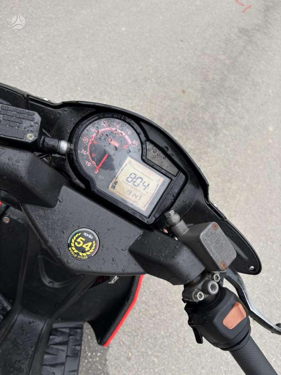 Sarkans Aprilia SR 2008 Panevēža, ar dzinēja tilpumu 50.00 L un nobraukumu 20 tūkst. km par 1700 €, foto 9 vietnē AUTOMOTO.COM.LV
