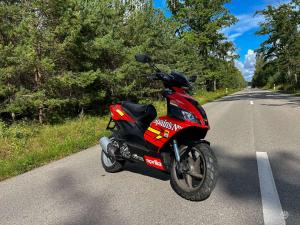 Красный Априлия SR 2008 в Юрбаркас, объемом двигателя 49.00 л и пробегом 19 тыс. км за 1265 €, фото  на AUTOMOTO.COM.LV