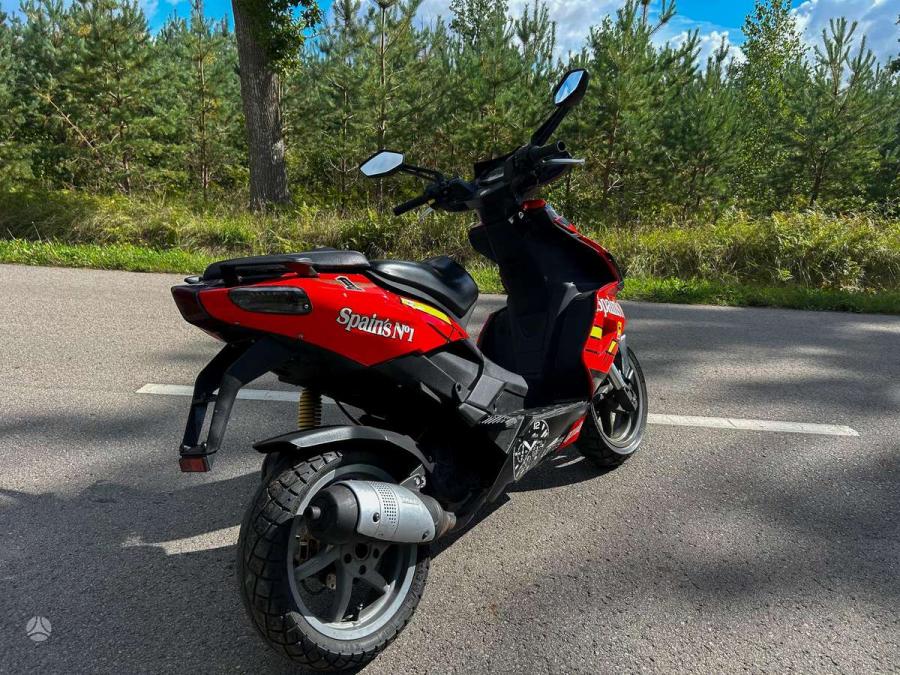 Красный Априлия SR 2008 в Юрбаркас, объемом двигателя 49.00 л и пробегом 19 тыс. км за 1265 €, фото 4 на AUTOMOTO.COM.LV
