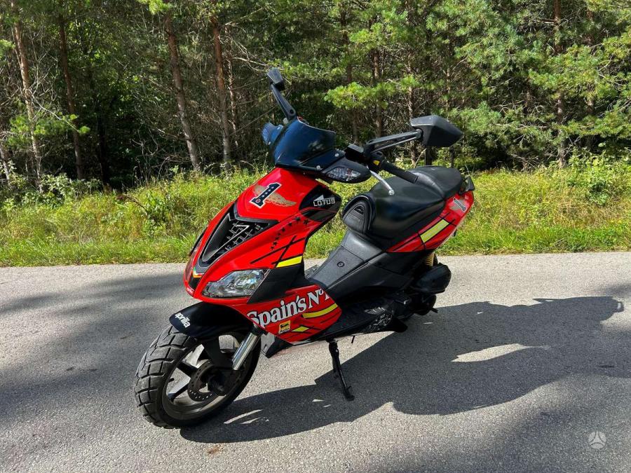 Красный Априлия SR 2008 в Юрбаркас, объемом двигателя 49.00 л и пробегом 19 тыс. км за 1265 €, фото 7 на AUTOMOTO.COM.LV