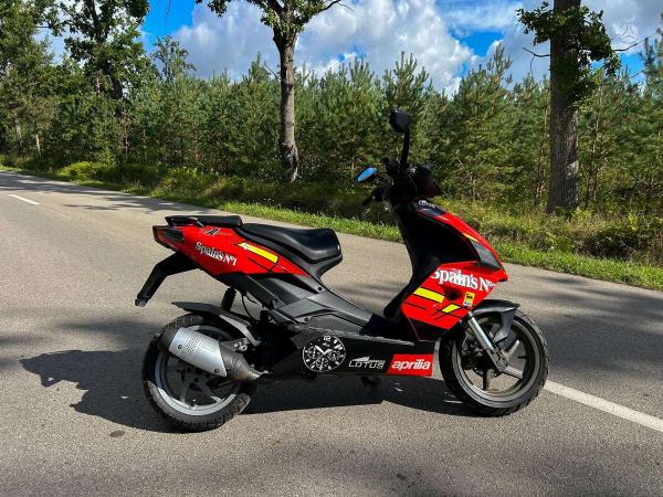 Red Aprilia SR 2008 in Jurbarkas, with an engine capacity of 49.00 L and mileage of 19 thousand km for 1265 €, photo 3 on AUTOMOTO.COM.LV
