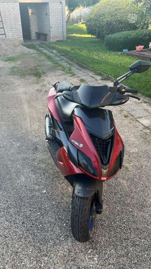 Sarkans Aprilia SR 2009 Šauļi, ar dzinēja tilpumu 70.00 L un nobraukumu 16 tūkst. km par 1400 €, foto 1 vietnē AUTOMOTO.COM.LV