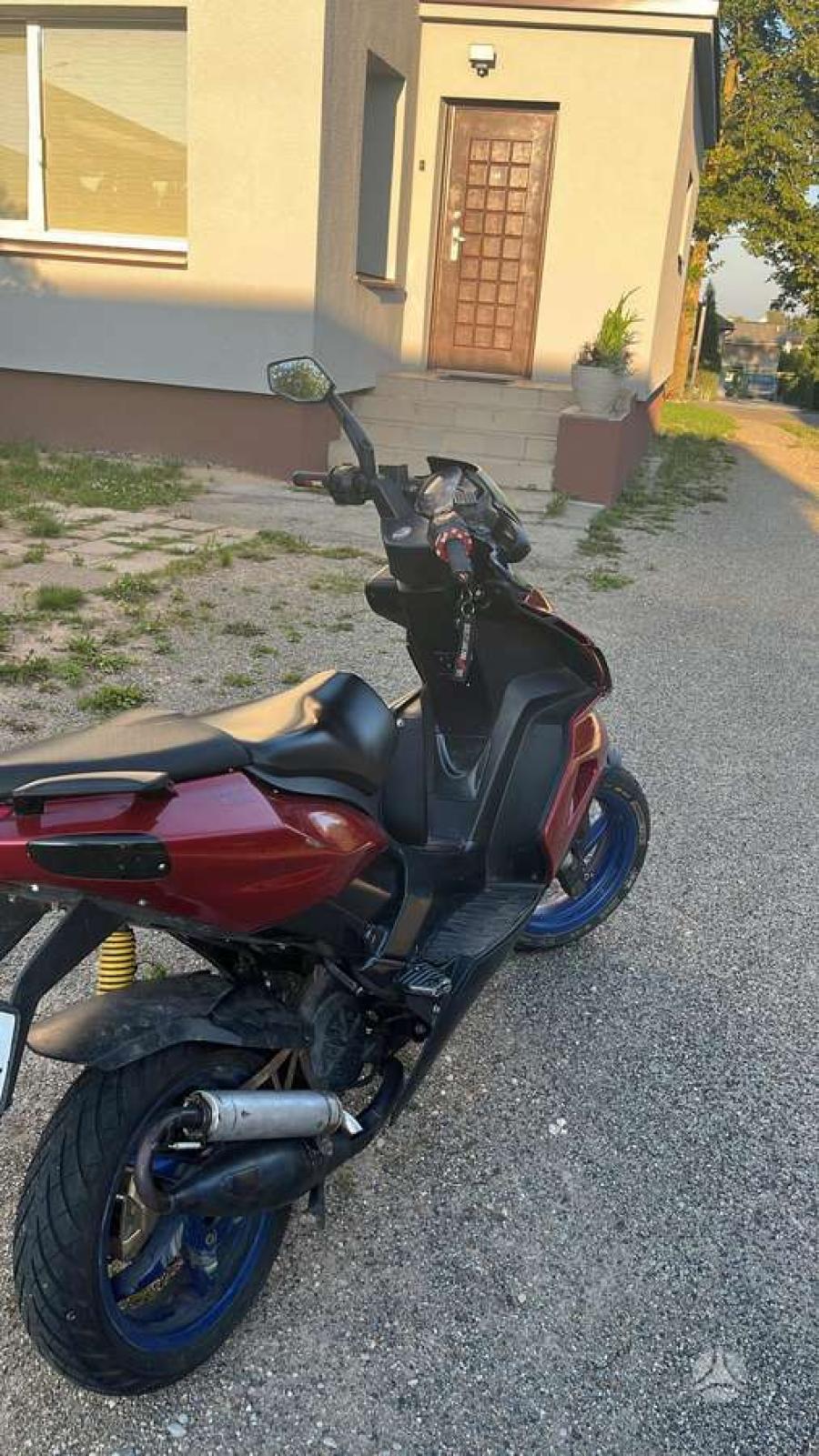 Sarkans Aprilia SR 2009 Šauļi, ar dzinēja tilpumu 70.00 L un nobraukumu 16 tūkst. km par 1400 €, foto 3 vietnē AUTOMOTO.COM.LV