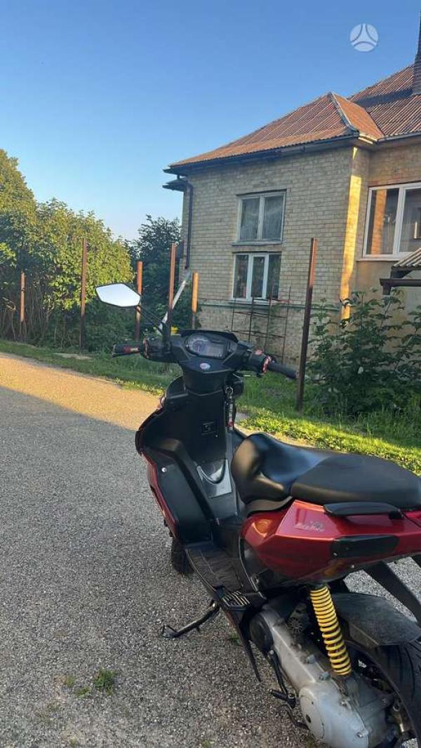 Sarkans Aprilia SR 2009 Šauļi, ar dzinēja tilpumu 70.00 L un nobraukumu 16 tūkst. km par 1400 €, foto 4 vietnē AUTOMOTO.COM.LV
