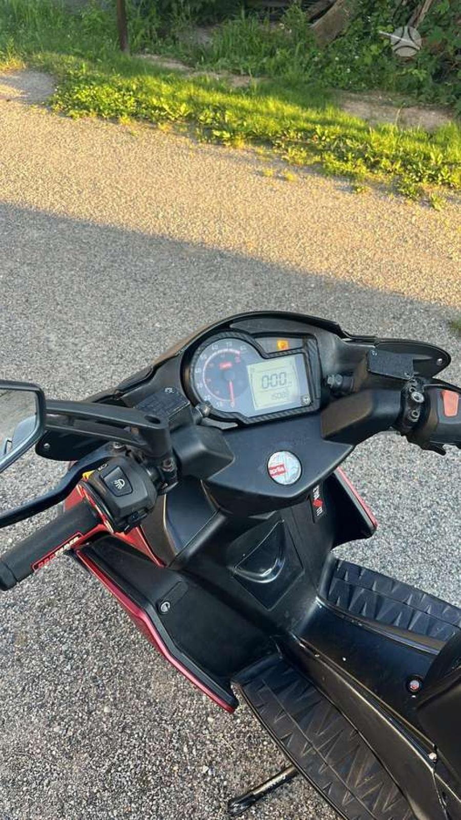 Sarkans Aprilia SR 2009 Šauļi, ar dzinēja tilpumu 70.00 L un nobraukumu 16 tūkst. km par 1400 €, foto 5 vietnē AUTOMOTO.COM.LV