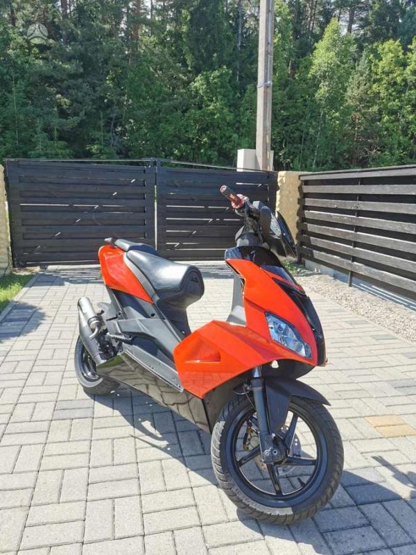 Red Aprilia SR 2010 in Vilnius, with an engine capacity of 49.00 L and mileage of 16 thousand km for 1680 €, photo 1 on AUTOMOTO.COM.LV