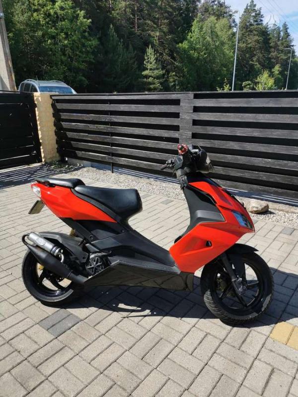 Red Aprilia SR 2010 in Vilnius, with an engine capacity of 49.00 L and mileage of 16 thousand km for 1680 €, photo 2 on AUTOMOTO.COM.LV