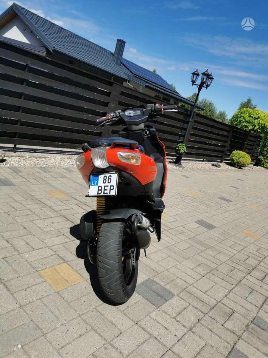 Sarkans Aprilia SR 2010 Viļņa, ar dzinēja tilpumu 49.00 L un nobraukumu 16 tūkst. km par 1680 €, foto 4 vietnē AUTOMOTO.COM.LV