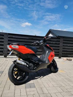 Sarkans Aprilia SR 2010 Viļņa, ar dzinēja tilpumu 49.00 L un nobraukumu 16 tūkst. km par 1680 €, foto 5 vietnē AUTOMOTO.COM.LV