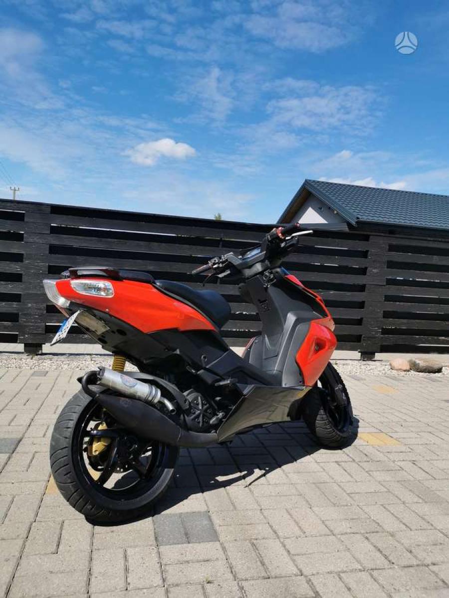 Sarkans Aprilia SR 2010 Viļņa, ar dzinēja tilpumu 49.00 L un nobraukumu 16 tūkst. km par 1680 €, foto 5 vietnē AUTOMOTO.COM.LV