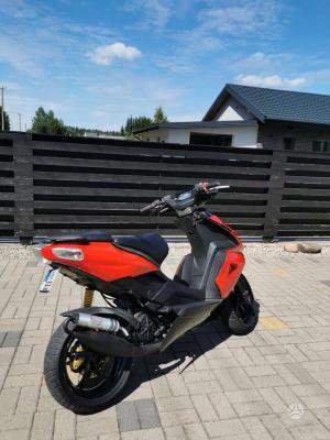 Sarkans Aprilia SR 2010 Viļņa, ar dzinēja tilpumu 49.00 L un nobraukumu 16 tūkst. km par 1680 €, foto 6 vietnē AUTOMOTO.COM.LV