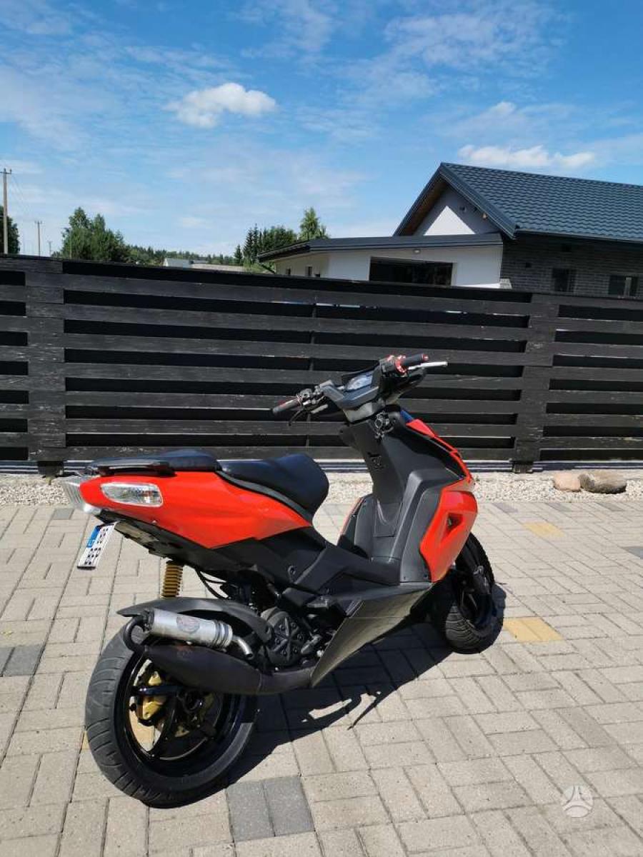 Sarkans Aprilia SR 2010 Viļņa, ar dzinēja tilpumu 49.00 L un nobraukumu 16 tūkst. km par 1680 €, foto 6 vietnē AUTOMOTO.COM.LV