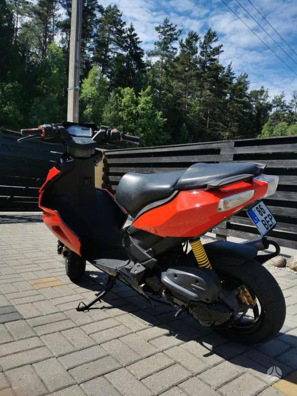 Red Aprilia SR 2010 in Vilnius, with an engine capacity of 49.00 L and mileage of 16 thousand km for 1680 €, photo 6 on AUTOMOTO.COM.LV