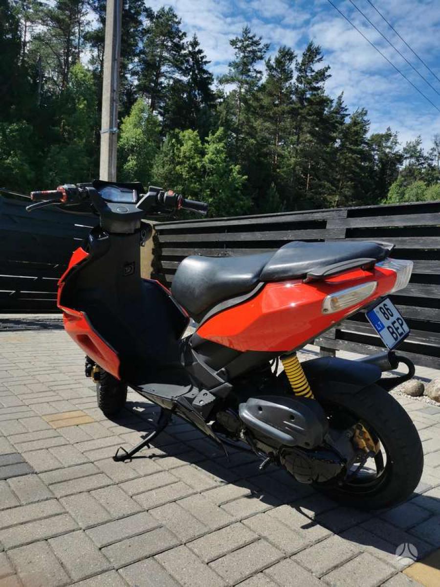 Sarkans Aprilia SR 2010 Viļņa, ar dzinēja tilpumu 49.00 L un nobraukumu 16 tūkst. km par 1680 €, foto 7 vietnē AUTOMOTO.COM.LV