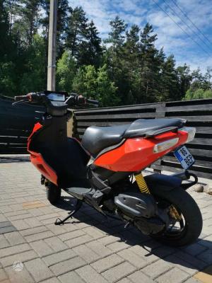 Sarkans Aprilia SR 2010 Viļņa, ar dzinēja tilpumu 49.00 L un nobraukumu 16 tūkst. km par 1680 €, foto 8 vietnē AUTOMOTO.COM.LV