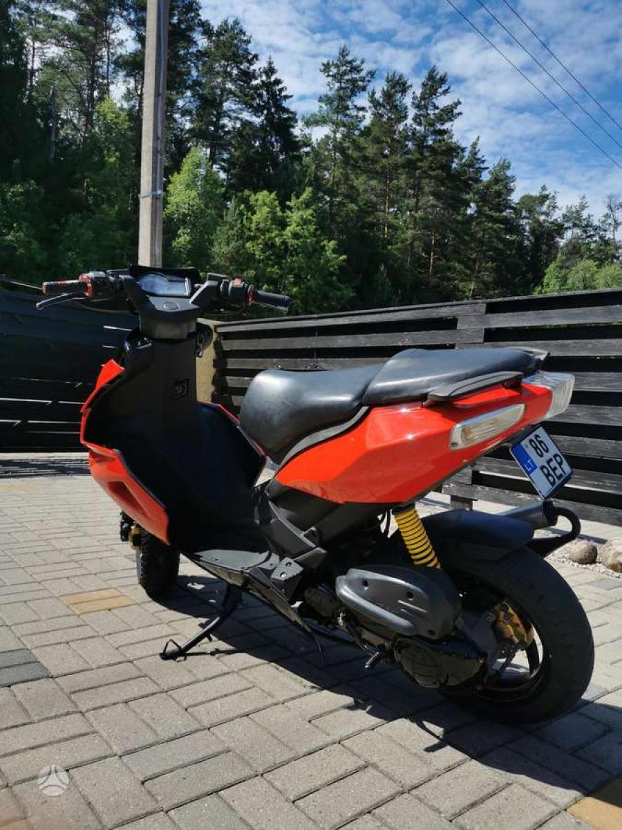 Sarkans Aprilia SR 2010 Viļņa, ar dzinēja tilpumu 49.00 L un nobraukumu 16 tūkst. km par 1680 €, foto 8 vietnē AUTOMOTO.COM.LV