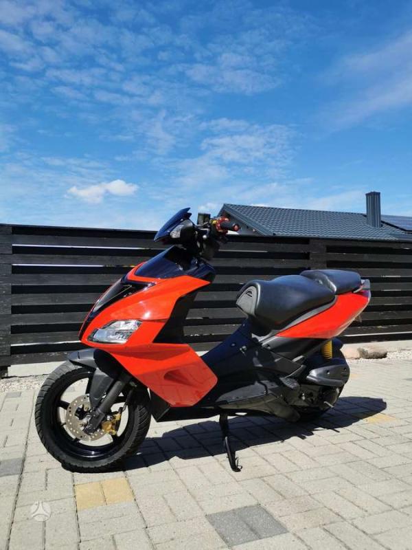 Red Aprilia SR 2010 in Vilnius, with an engine capacity of 49.00 L and mileage of 16 thousand km for 1680 €, photo 8 on AUTOMOTO.COM.LV