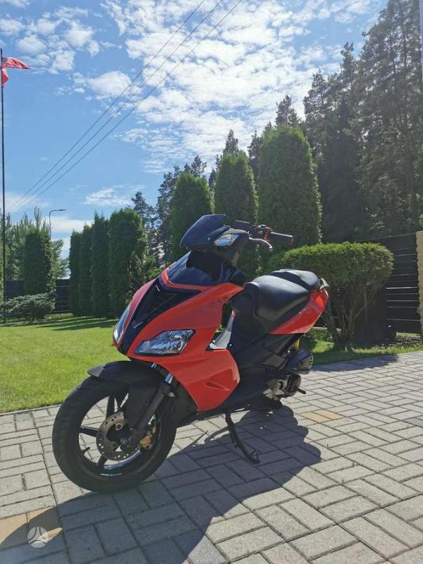 Red Aprilia SR 2010 in Vilnius, with an engine capacity of 49.00 L and mileage of 16 thousand km for 1680 €, photo 9 on AUTOMOTO.COM.LV
