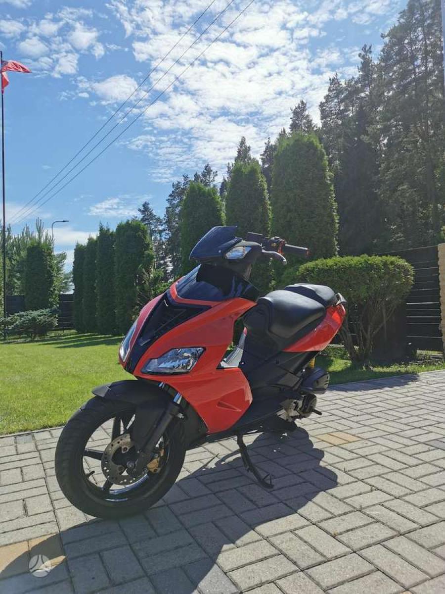 Sarkans Aprilia SR 2010 Viļņa, ar dzinēja tilpumu 49.00 L un nobraukumu 16 tūkst. km par 1680 €, foto 10 vietnē AUTOMOTO.COM.LV
