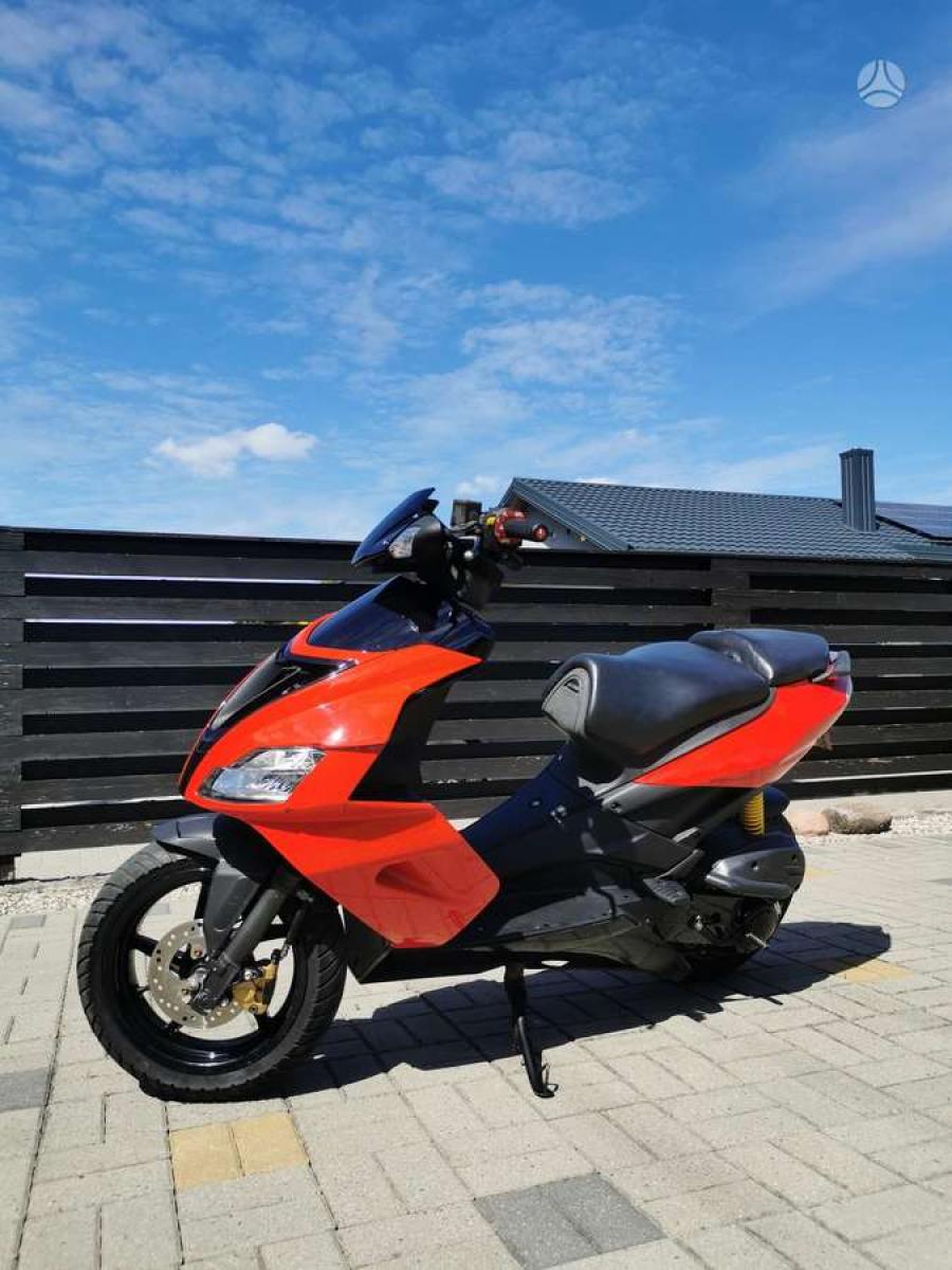 Sarkans Aprilia SR 2010 Viļņa, ar dzinēja tilpumu 49.00 L un nobraukumu 16 tūkst. km par 1680 €, foto 11 vietnē AUTOMOTO.COM.LV