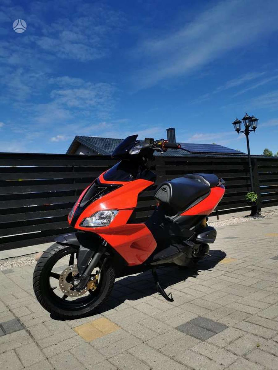 Sarkans Aprilia SR 2010 Viļņa, ar dzinēja tilpumu 49.00 L un nobraukumu 16 tūkst. km par 1680 €, foto 12 vietnē AUTOMOTO.COM.LV