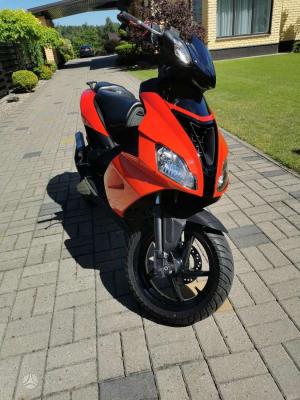 Sarkans Aprilia SR 2010 Viļņa, ar dzinēja tilpumu 49.00 L un nobraukumu 16 tūkst. km par 1680 €, foto 13 vietnē AUTOMOTO.COM.LV