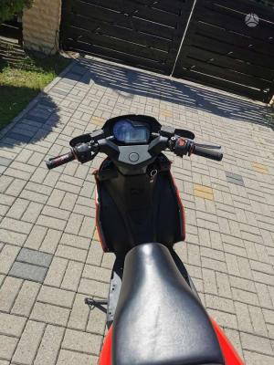 Sarkans Aprilia SR 2010 Viļņa, ar dzinēja tilpumu 49.00 L un nobraukumu 16 tūkst. km par 1680 €, foto 14 vietnē AUTOMOTO.COM.LV