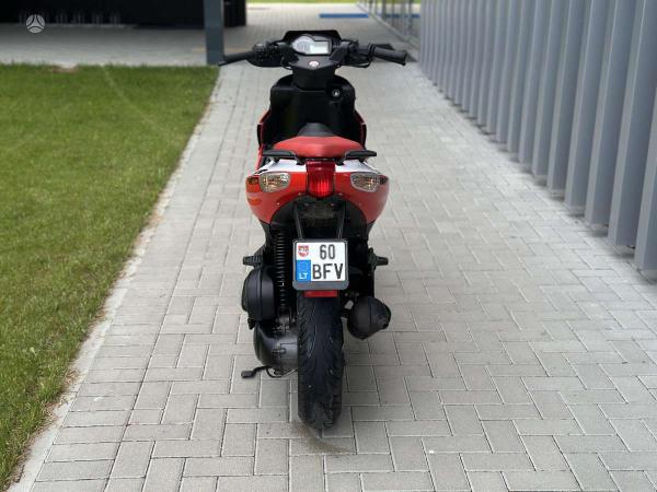 Красный Априлия SR 2011 в Паневежис, объемом двигателя 49.00 л и пробегом 17 тыс. км за 1650 €, фото 4 на AUTOMOTO.COM.LV