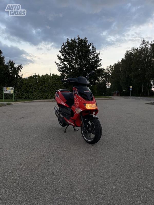 Sarkans Aprilia SR 2011 Alīta, ar dzinēja tilpumu 0.05 L un nobraukumu 17 tūkst. km par 900 €, foto 1 vietnē AUTOMOTO.COM.LV