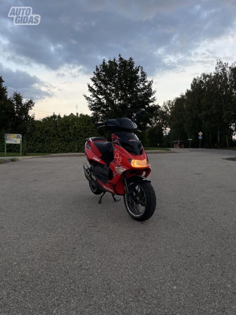 Sarkans Aprilia SR 2011 Alīta, ar dzinēja tilpumu 0.05 L un nobraukumu 17 tūkst. km par 900 €, foto 1 vietnē AUTOMOTO.COM.LV
