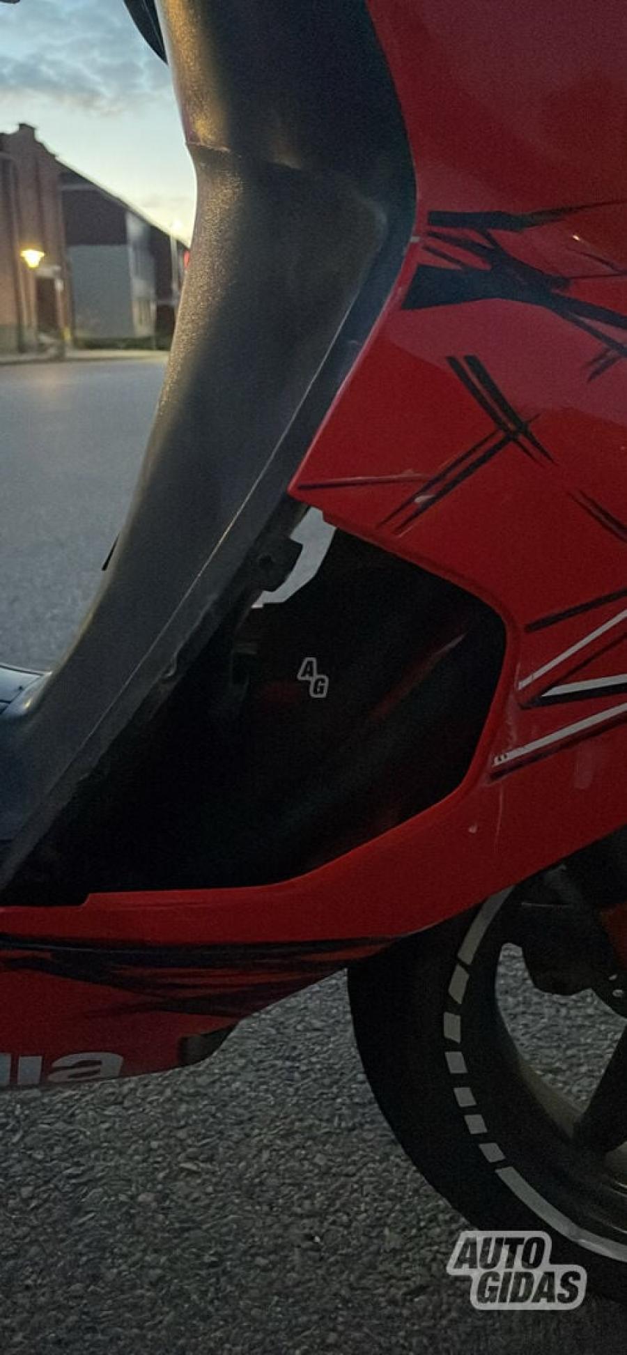 Sarkans Aprilia SR 2011 Alīta, ar dzinēja tilpumu 0.05 L un nobraukumu 17 tūkst. km par 900 €, foto 9 vietnē AUTOMOTO.COM.LV