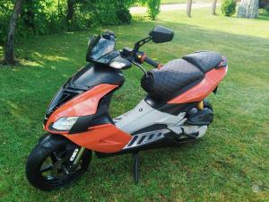 Red Aprilia SR 2012 in Svencionys, with an engine capacity of 49.00 L and mileage of 23 thousand km for 1400 €, photo 3 on AUTOMOTO.COM.LV