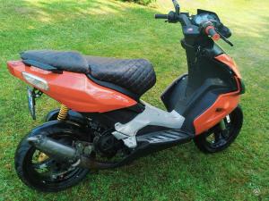 Red Aprilia SR 2012 in Svencionys, with an engine capacity of 49.00 L and mileage of 23 thousand km for 1400 €, photo 4 on AUTOMOTO.COM.LV