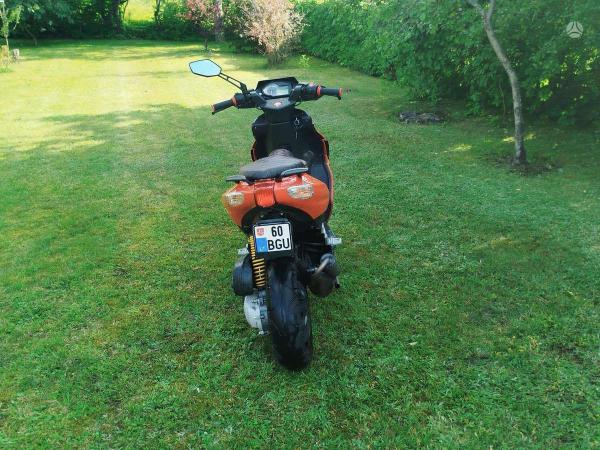 Red Aprilia SR 2012 in Svencionys, with an engine capacity of 49.00 L and mileage of 23 thousand km for 1400 €, photo 4 on AUTOMOTO.COM.LV