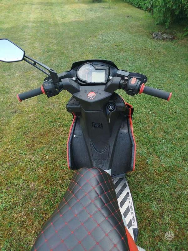Red Aprilia SR 2012 in Svencionys, with an engine capacity of 49.00 L and mileage of 23 thousand km for 1400 €, photo 6 on AUTOMOTO.COM.LV