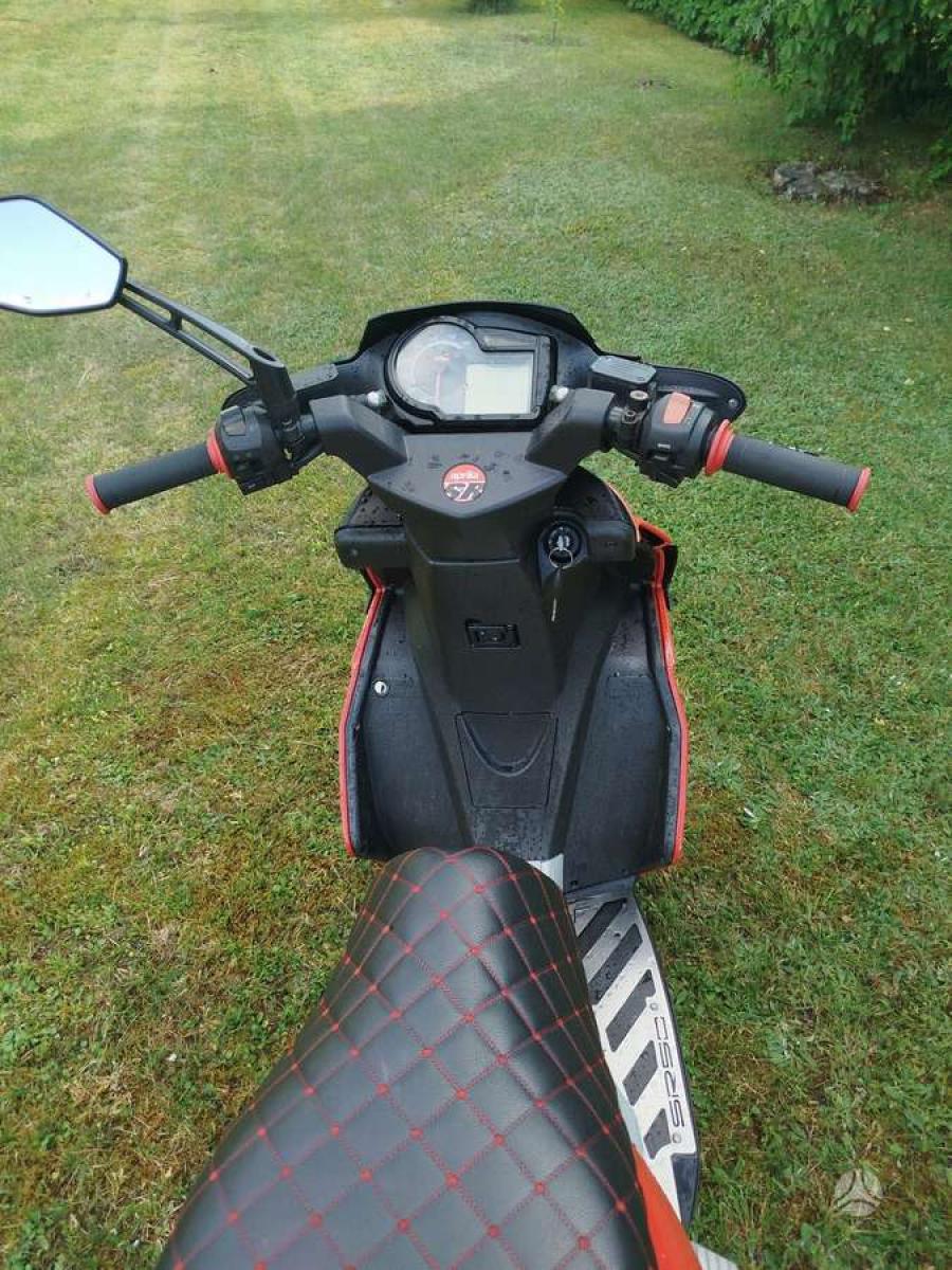 Red Aprilia SR 2012 in Svencionys, with an engine capacity of 49.00 L and mileage of 23 thousand km for 1400 €, photo 7 on AUTOMOTO.COM.LV