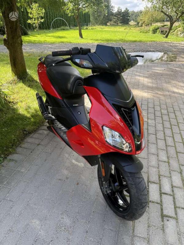 Aprilia SR 2013 Kretinga vietnÄ Sarkans Aprilia SR 2013 Kretinga, ar dzinÄja tilpumu 50.00 L un nobraukumu 19 tÅ«kst. km par 1850 ā¬, foto 1 vietnÄ AUTOMOTO.COM.LV