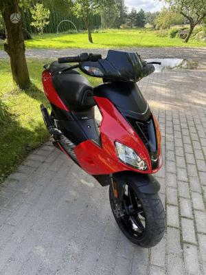 Sarkans Aprilia SR 2013 Kretinga, ar dzinēja tilpumu 50.00 L un nobraukumu 19 tūkst. km par 1850 €, foto  vietnē AUTOMOTO.COM.LV