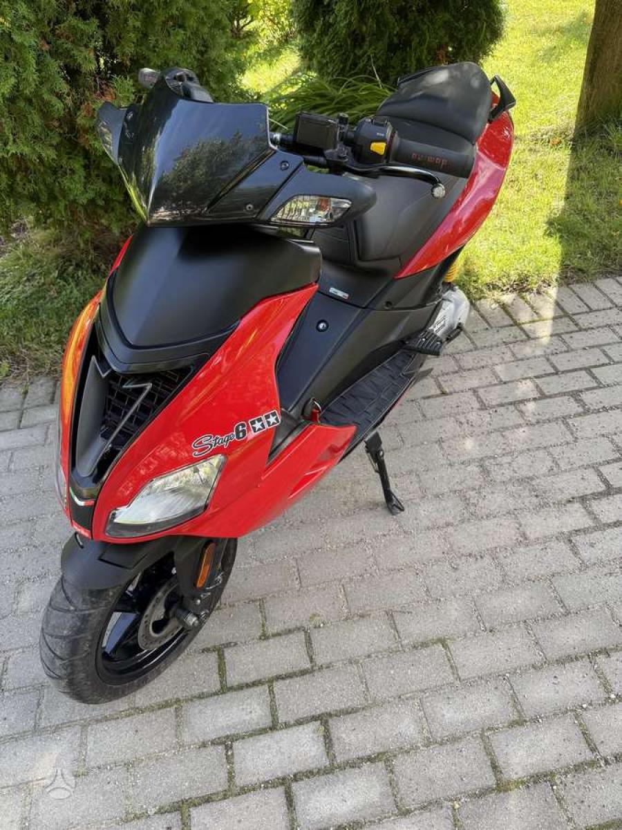Sarkans Aprilia SR 2013 Kretinga, ar dzinēja tilpumu 50.00 L un nobraukumu 19 tūkst. km par 1850 €, foto 3 vietnē AUTOMOTO.COM.LV
