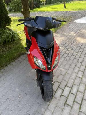 Sarkans Aprilia SR 2013 Kretinga, ar dzinēja tilpumu 50.00 L un nobraukumu 19 tūkst. km par 1850 €, foto 4 vietnē AUTOMOTO.COM.LV