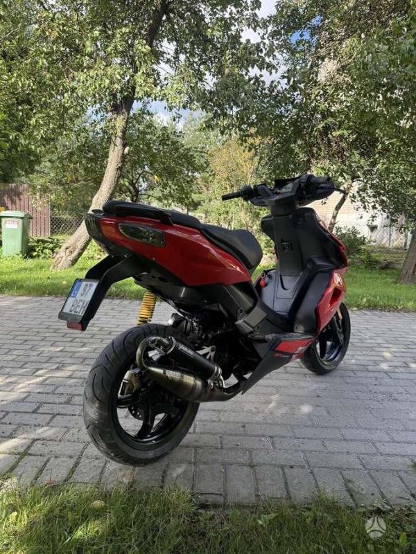 Aprilia SR 2013 Kretinga vietnÄ Sarkans Aprilia SR 2013 Kretinga, ar dzinÄja tilpumu 50.00 L un nobraukumu 19 tÅ«kst. km par 1850 ā¬, foto 5 vietnÄ AUTOMOTO.COM.LV
